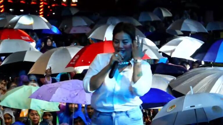 Hujan Lebat Tak Surutkan Antusias Warga Saksikan Konser Amal di ...