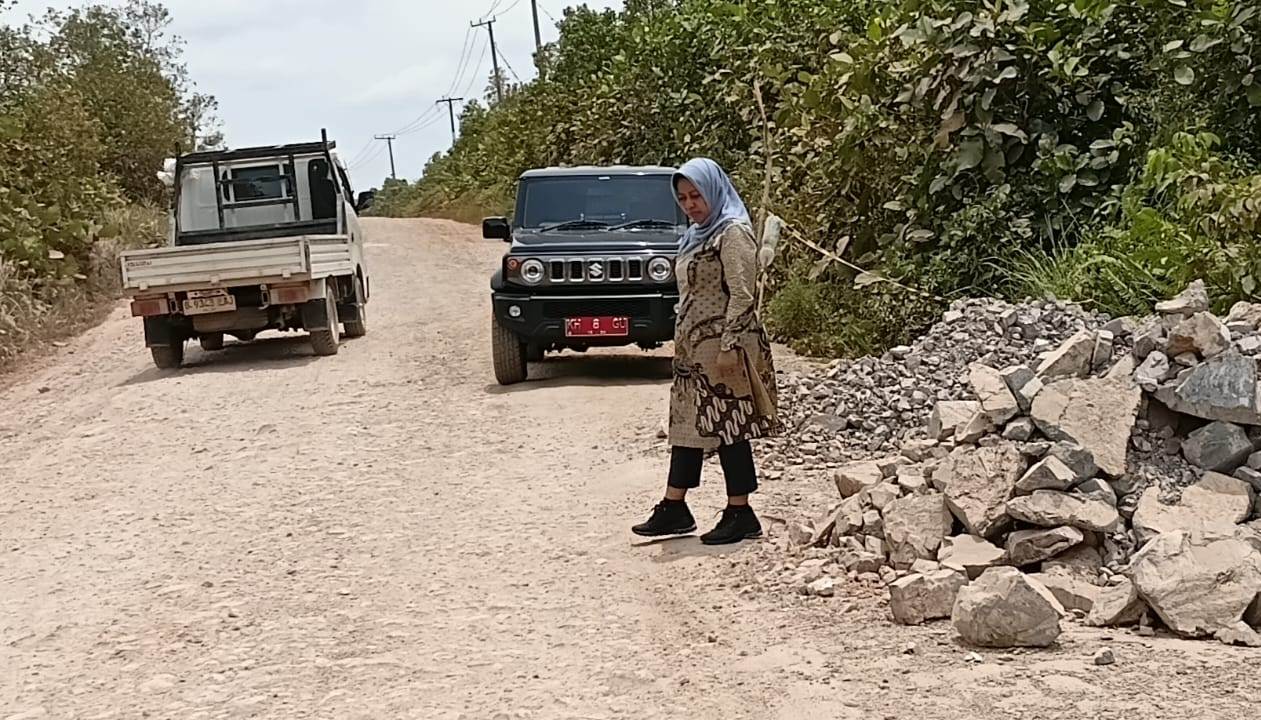 Wakil Ketua II DPRD Kobar Soroti Kondisi Jalan Dusun Sebukat Desa ...